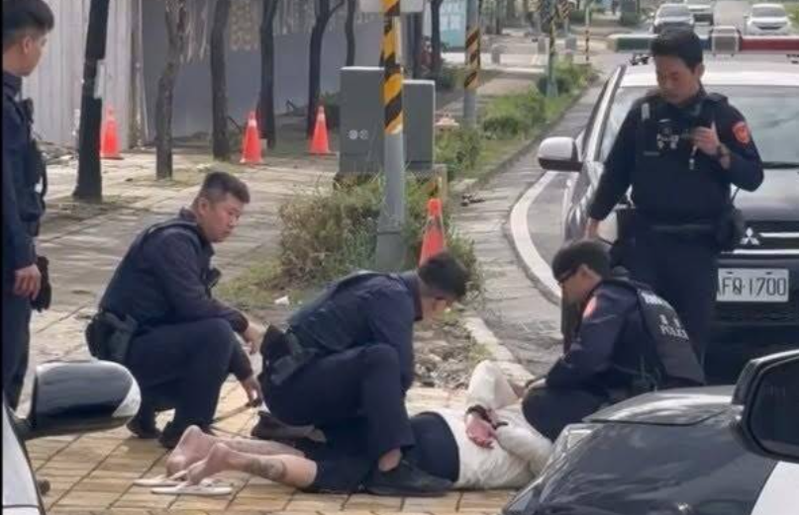 北捷效應 員林雙刀客逛大街 驚悚揮刀恐嚇騎士遭壓制 - 鏡週刊 Mirror Media